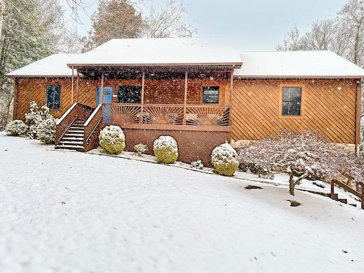 Massanutten Chalet: Holiday Charm, Skiing, Hot-tub - Massanutten, VA
