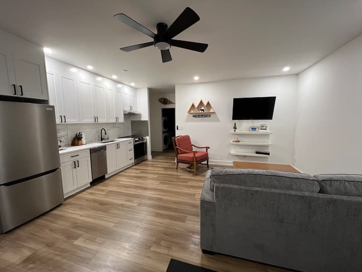 Brand New Modern Mountain Suite W/heated Driveway - 雷夫爾斯托克