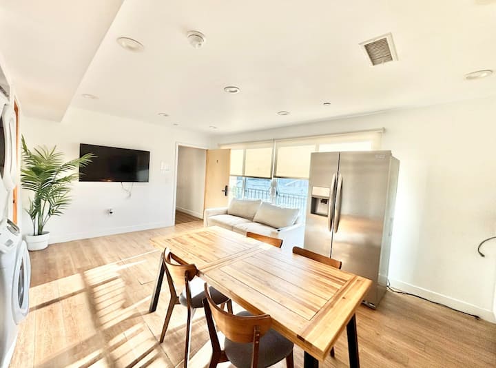 Ground Fl| Private Bed & Bath – Cozy Stay - Los Angeles, CA