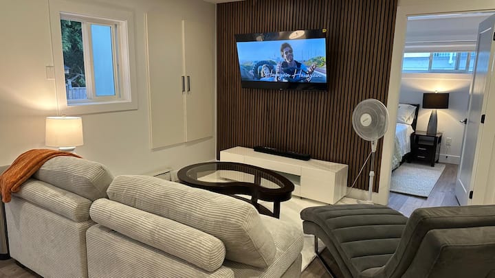 Stylish Newly Renovated Two Bedroom Guest Suite - New Westminster