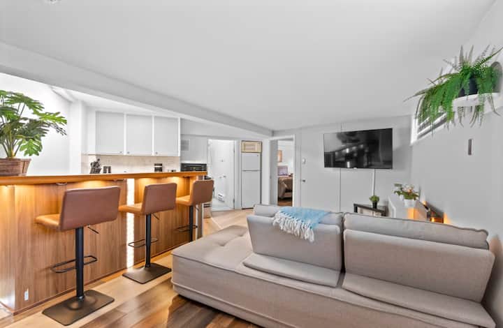 Stylish 1br Apt For 4 • Bar Area • Private Parking - Laval