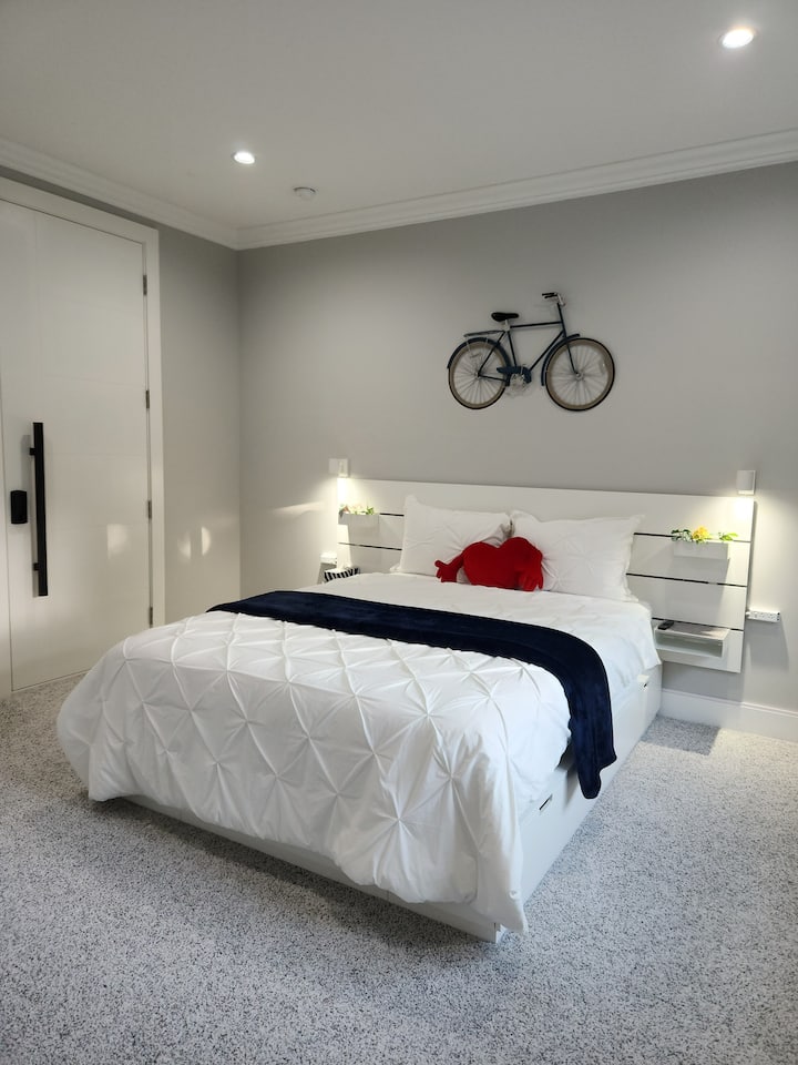 Clean & Modern Private Room - Canada