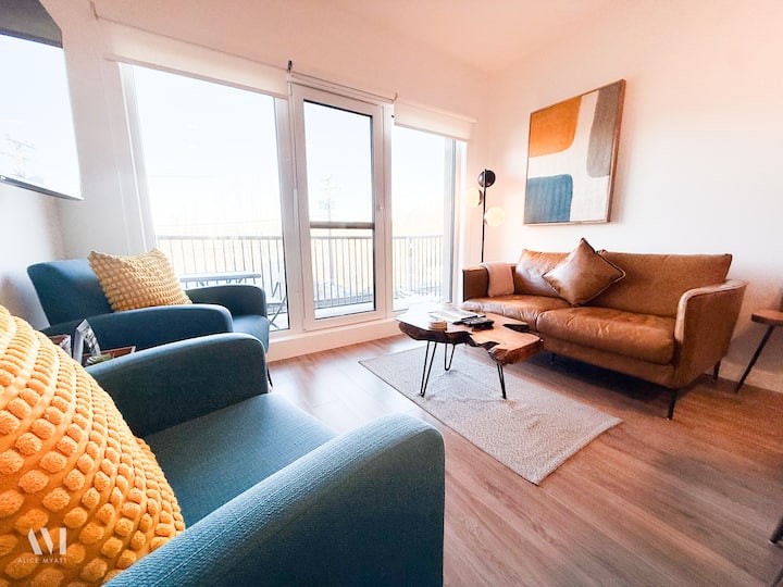 The Cache Contemporary Dt Condo - Golden