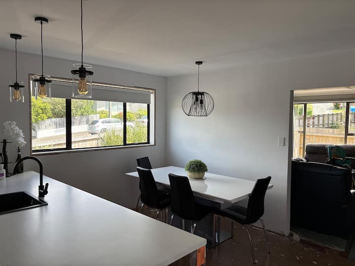 Close To Town, New Reno - Dunedin