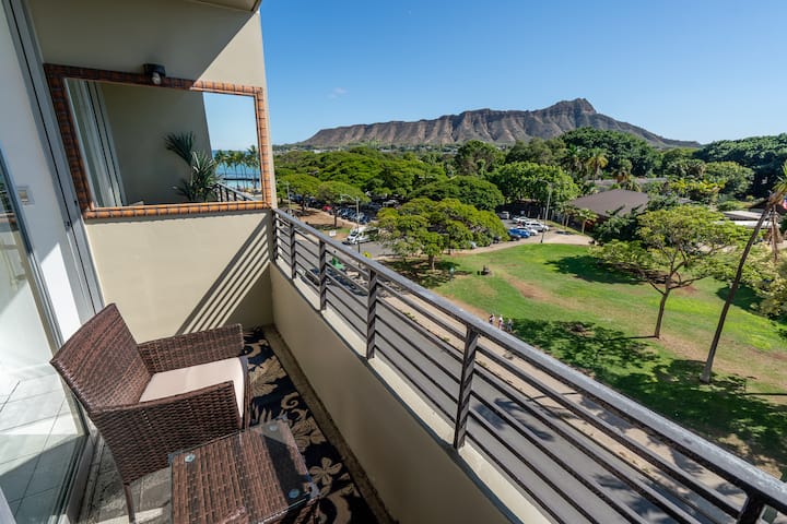 Beachside Studio W/ Private Lanai & Ocean View - Honolulu