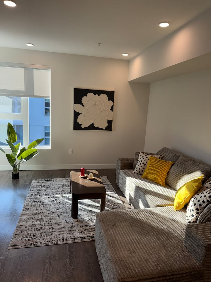 Stylish 1br Weho Retreat • Pool & Parking - West Hollywood, CA