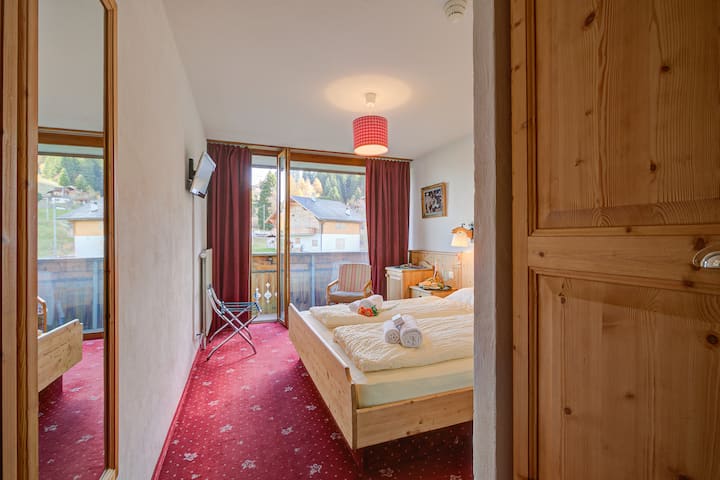 Hotel Relais Alpin Twin Room & Balcony 4 - Gstaad