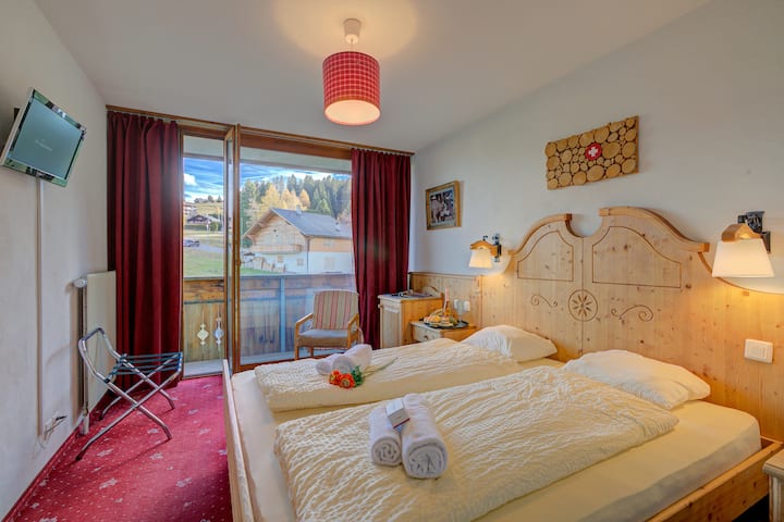 Hotel Relais Alpin Twin Room & Balcony 7 - Gstaad