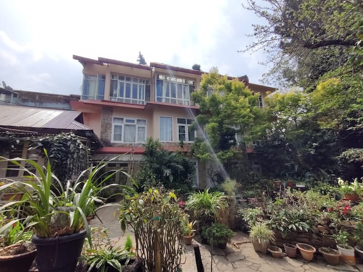 Colonial Charm Homestay: Vintage Luxury - 西隆