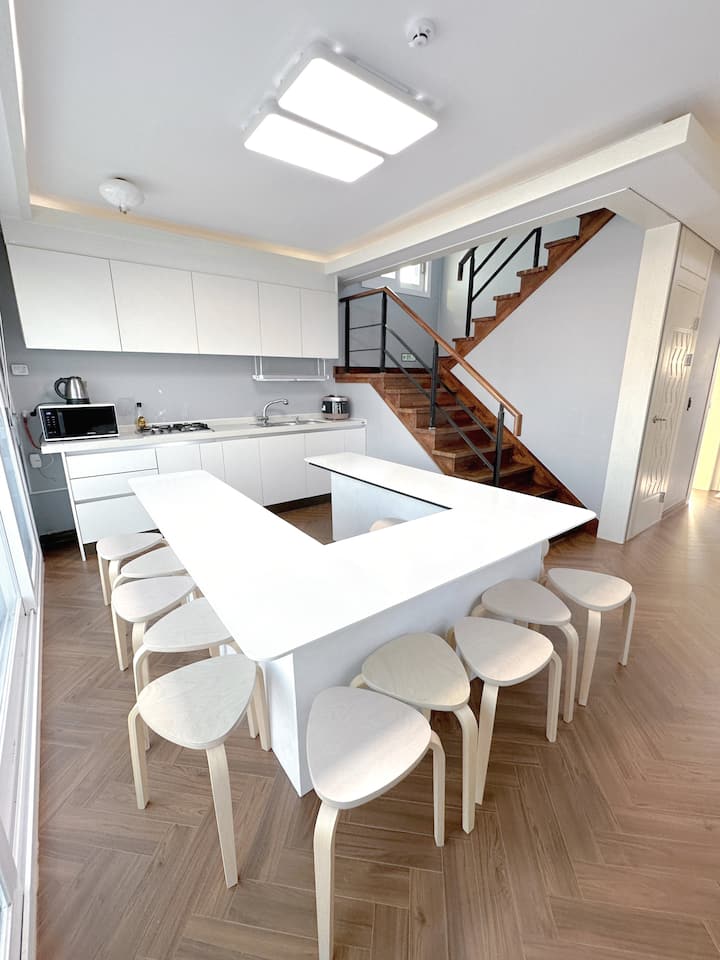 오픈2주간특별할인 김녕 바다보이는복층단독주택 방5개 화장실2개 퀸침대7개 런던베이글뮤지엄 - Jeju