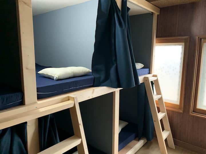 Traveler's Inn 南大通　女性専用ドミトリールーム　に二階階段利用　バス&トイレ共用 - Hokkaido