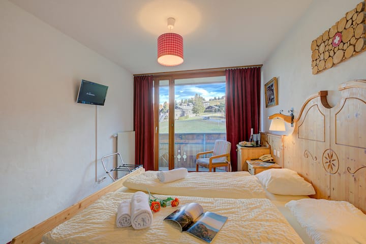 Hotel Relais Alpin Twin Room & Balcony 9 - Gstaad