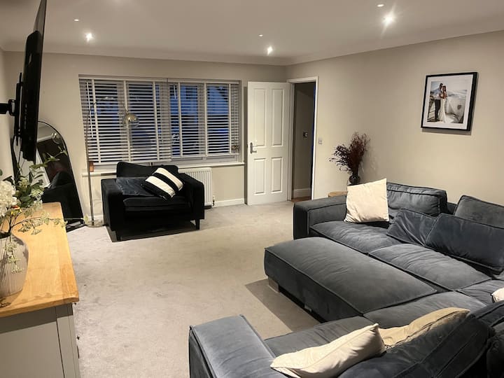 Five Bedroom Spacious Modern House With Parking - Diss