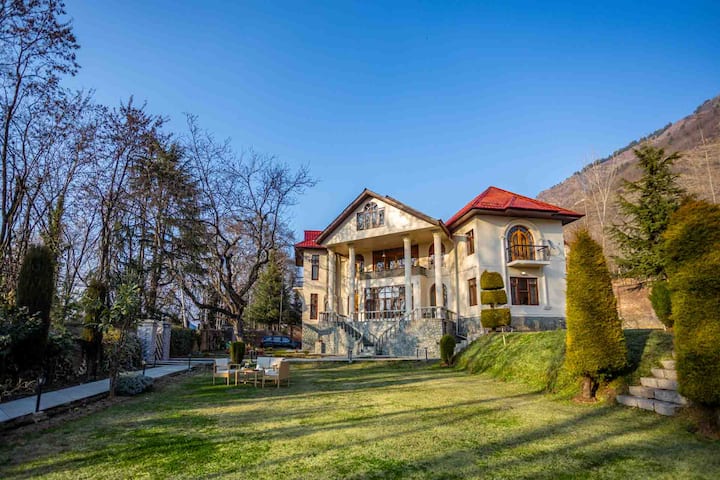 Stayvista At Hampton Grove - Bonfire, Jacuzzi - Srinagar