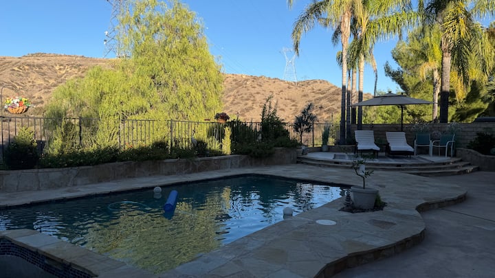 Spacious Home With Beautiful Views & Pool - Santa Clarita, CA