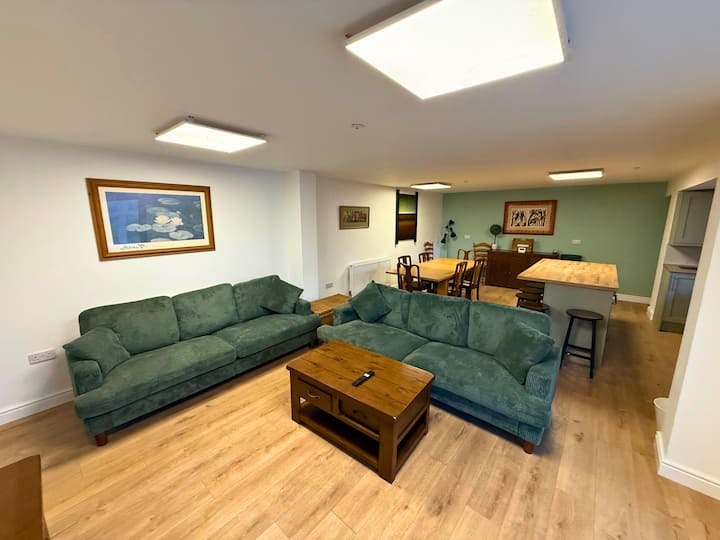 New 4 Bed House Sleeps Up To 8 People - Chepstow