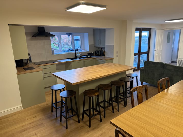 New 4 Bed House Sleeps Up To 8 People - Chepstow