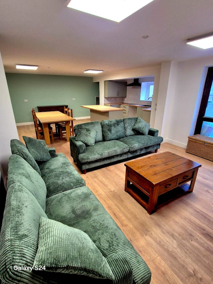 Spacious 4-bedroom Maisonette Near Station - Forest of Dean