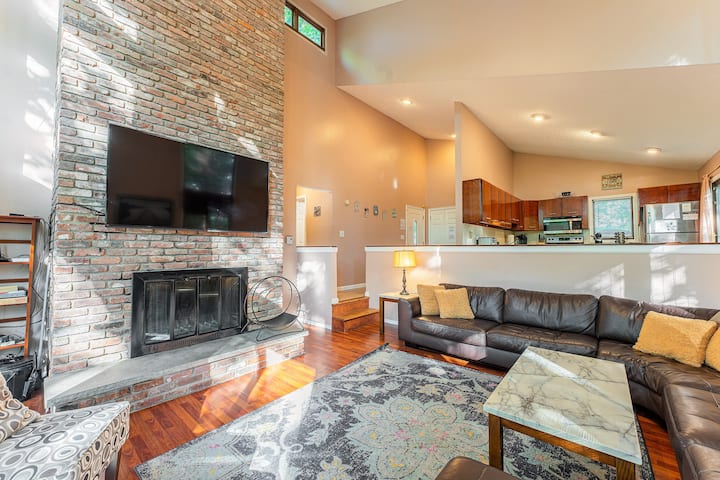 Lake House, Fireplace, Hot Tub, Game Room, Kayaks - Stroudsburg, PA