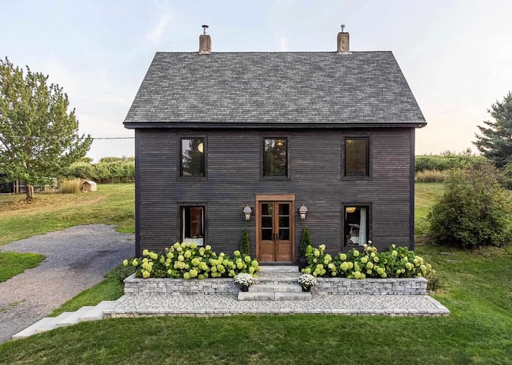 The Valley Onyx - Wolfville