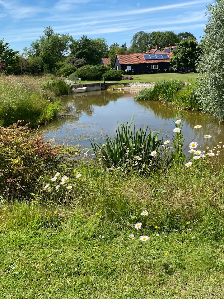 Tranquil And Cosy Norfolk Cottage With Garden View - Wymondham
