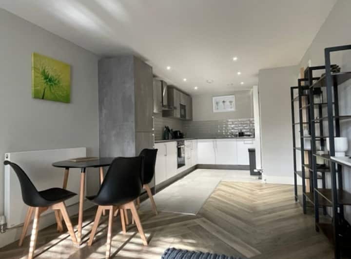 40% Off Long Stays Solihull Flat For 2 + Parking - Solihull