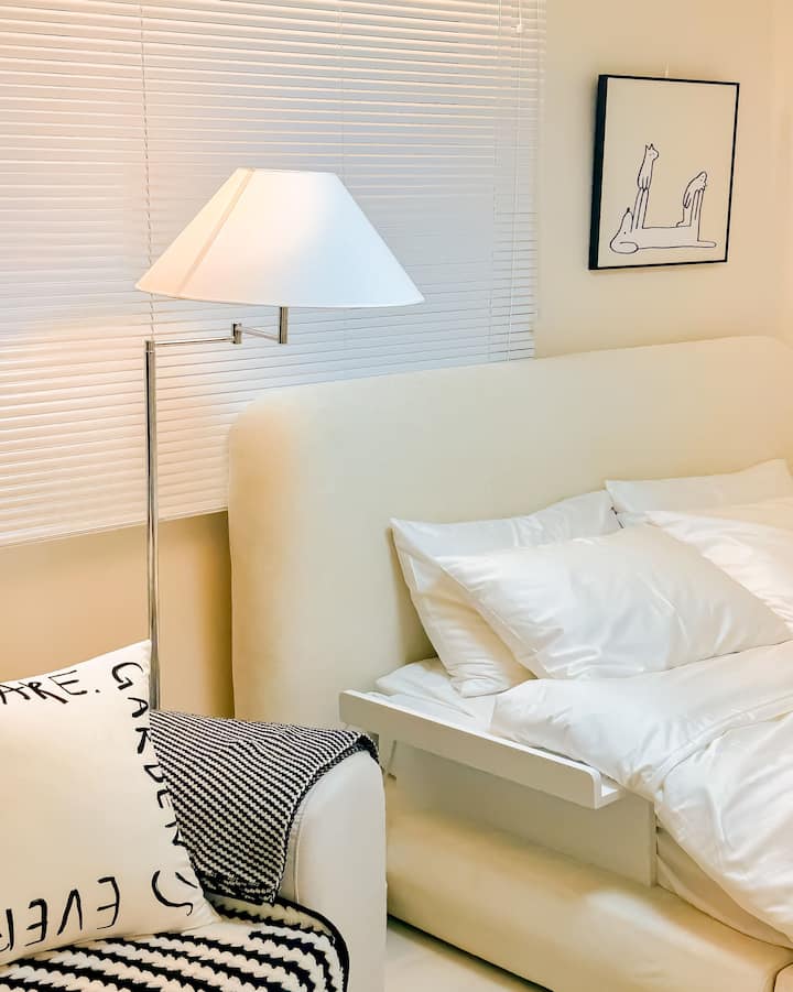 무료주차&짐보관/논현역3분/공항버스5분/학동역5분/올수리 6인실 1층숙소/홍대 남산30분 - Seoul