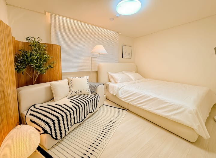 무료주차&짐보관/논현역3분/공항버스5분/학동역5분/올수리 6인실 1층숙소/홍대 남산30분 - Seoul