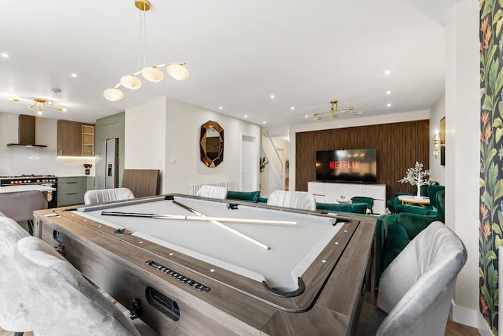 Stylish West London Home With Garden & Parking - Staines-upon-Thames