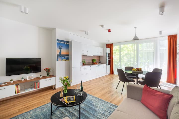 Central One-bedroom • Balcony • New • Ac - Budapest