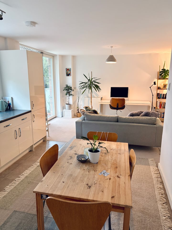 Spacious & Bright 1-bed With Balcony & Workspace - West Ham - London