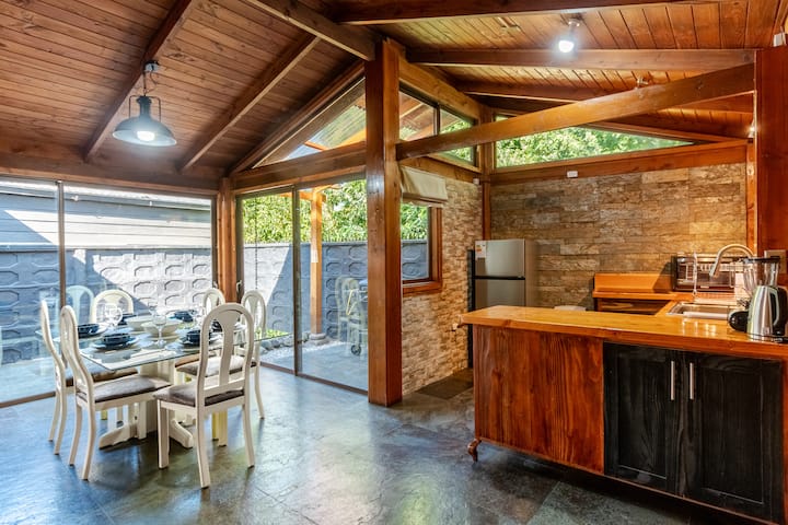 Hermosa Casa De Madera: Quincho Y Jardín (6 Pax) - Pucón
