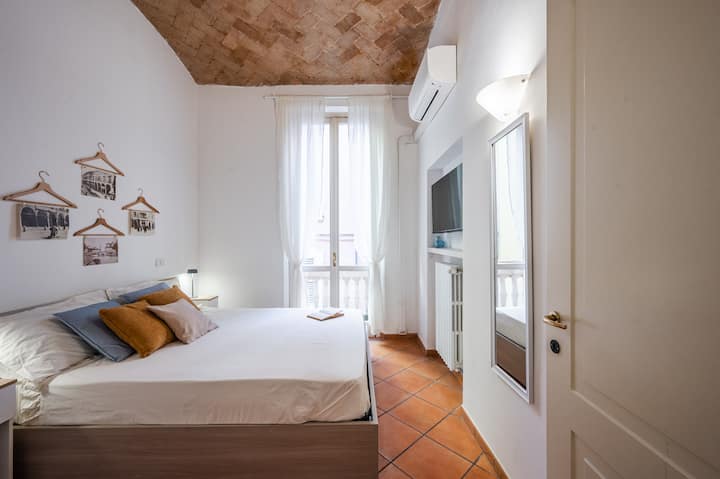 New Nid Authentique En Centre Historique - Modena