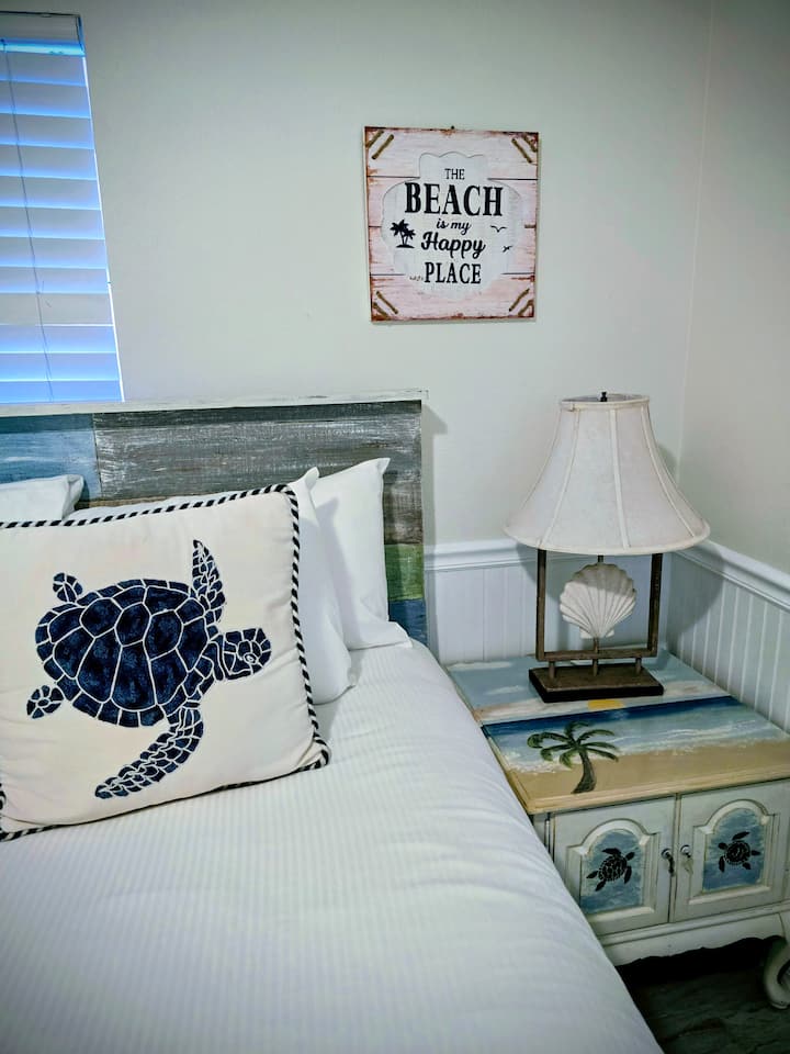 Newly Listed +Close To Beaches+sits On Canal View - Anna María, FL