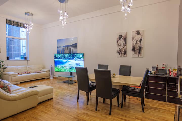 Stunning High Ceiling Luxury Spacious Apartment - Dagenham
