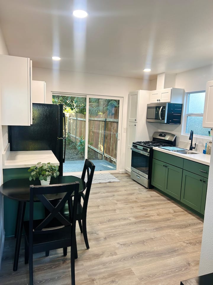 Chic Guesthouse With Secluded Garden Near Downtown - Redlands, CA