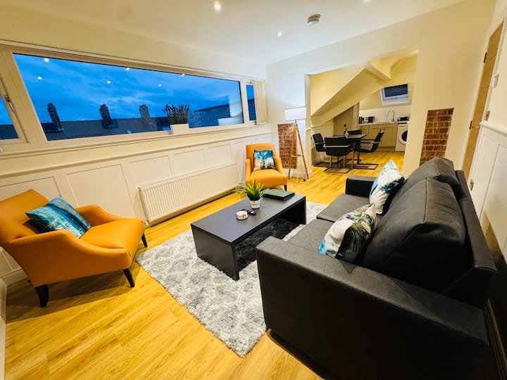 P11 · Luxury Penthouse Sleeps 8 • City Views - Belfast