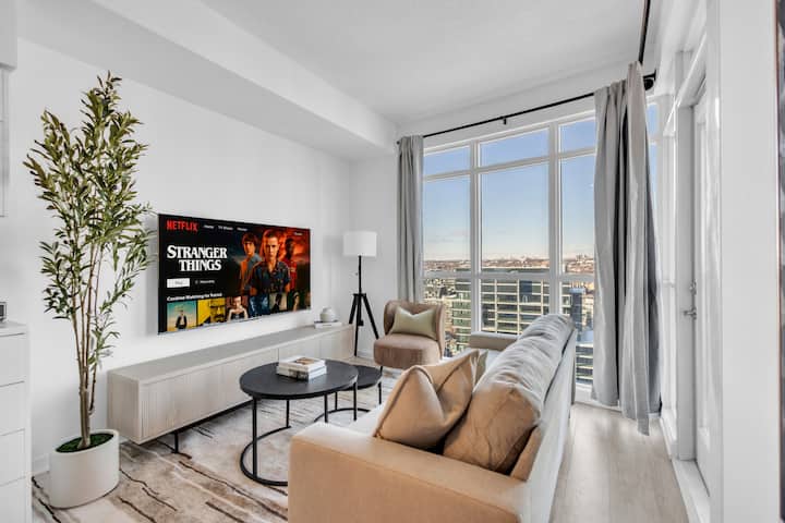 Skyline Views Steps From Iconic Cn Tower - Toronto