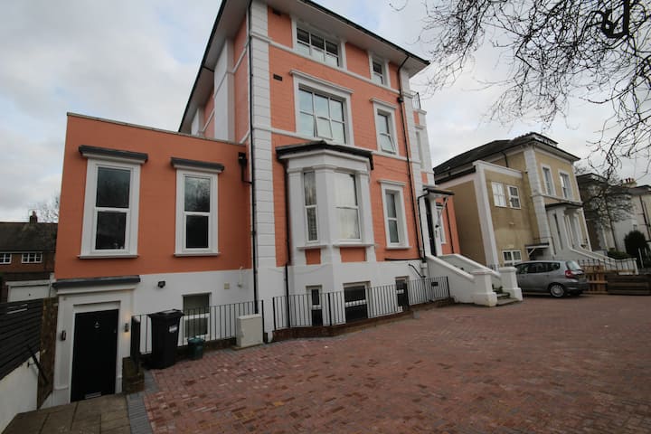 Isleworth Place - Apt C - Hayes