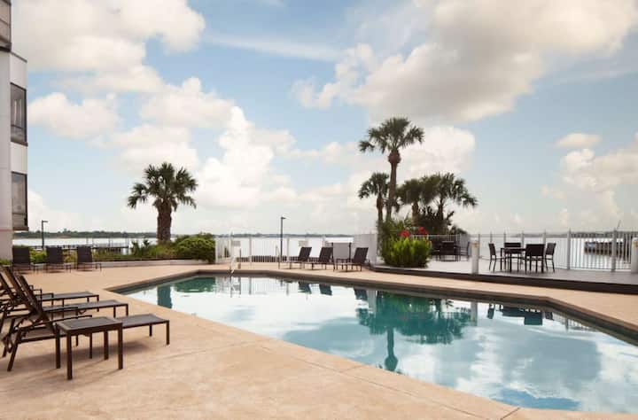 2 Inviting Rooms W/ Scenic Balcony View - League City, TX