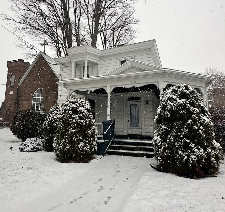 Cozy Winter Getaway - Glens Falls, NY