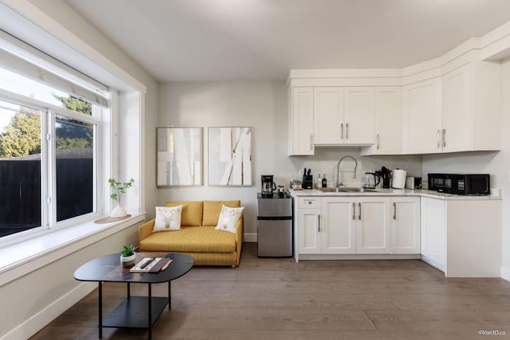 Private Entrance Suite Near Deer Lake & Metro - Burnaby