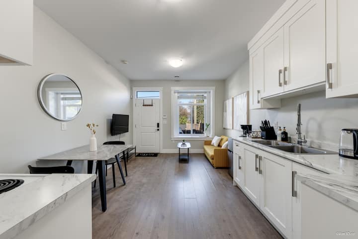 Private Entrance Suite | Near Deer Lake & Metro - Burnaby