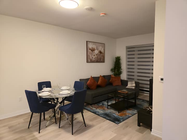 Chic 1 Bedroom + Den Condo With Free Parking - Brampton