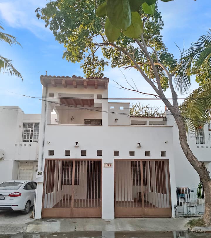 Casa Con Terraza • 3br 2.5b Cerca De Macroplaza Pv - Puerto Vallarta