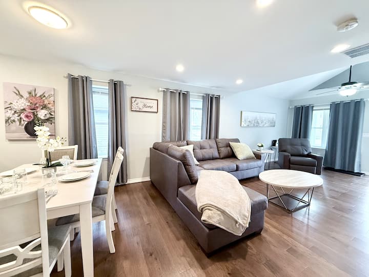 Garden City Getaway - 4 Bedroom, 3 Full Bathroom. - Westland, MI