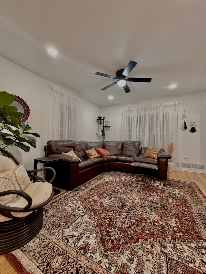 Newly Renovated 3 Br, Long Term Stay Discount - Aurora, IL