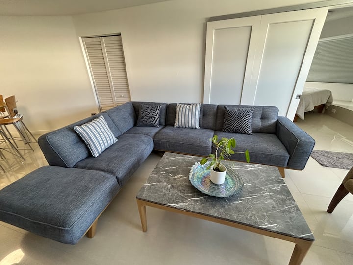 Perfect 2/2 Getaway -Gym/pool/sauna/pkg/city Views - Miami Beach, FL