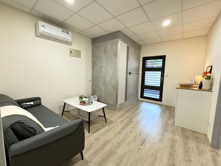 溫馨小宅，散步即抵寧夏夜市。乾淨舒適、回家般的放鬆感讓人一推門就卸下疲憊，城市熱鬧之心找到安靜的角落 - Taipei