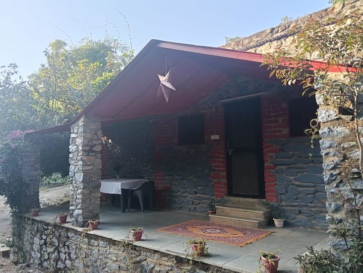 Cozy Stone Cottage Hideout In The Forest - Mount Abu